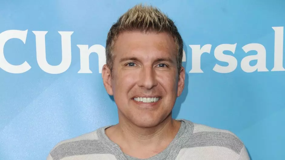 Todd Chrisley usa calça rosa e suéter listrado cinza que é sua ex esposa Teresa Terry