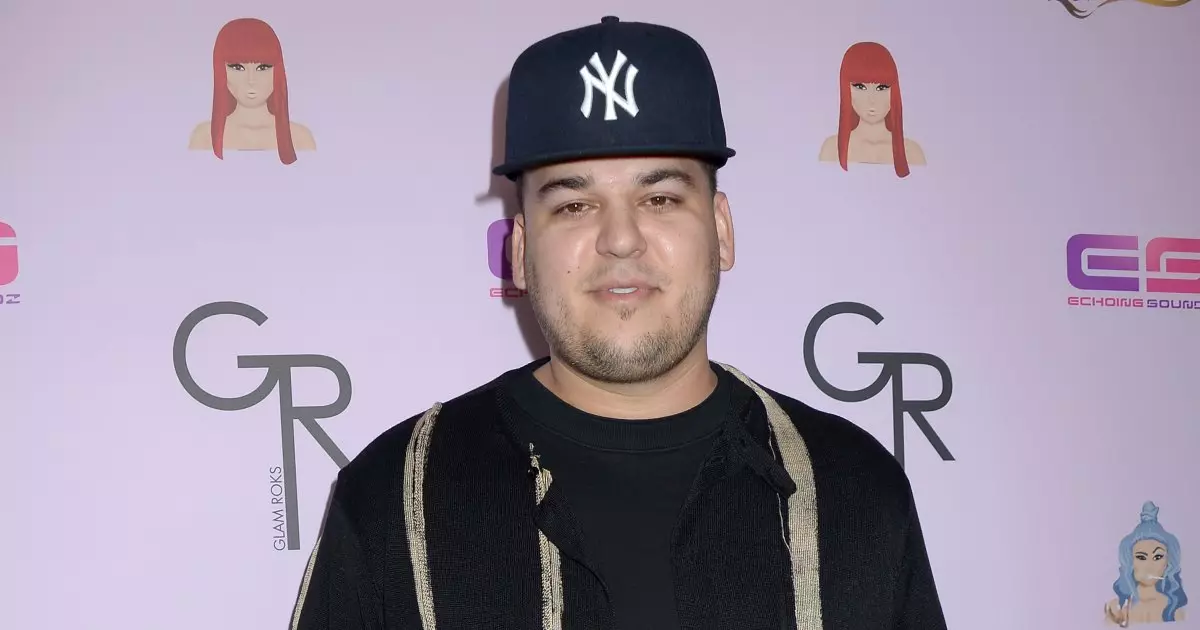 Rob Kardashian Montras Pezo-Perdon en Fotoj Kun Scott Disick kaj Pli