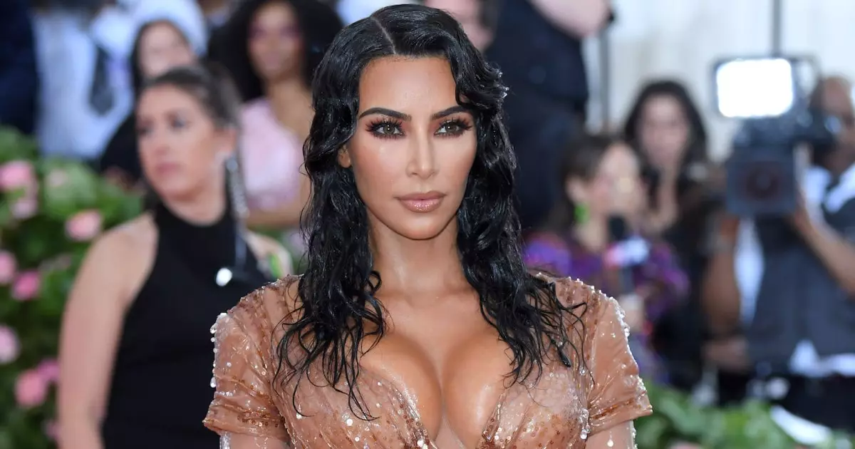 Kim Kardashian's KKW Body Makeup Explainer: Indlela Yokusebenzisa Izimonyo Zomzimba