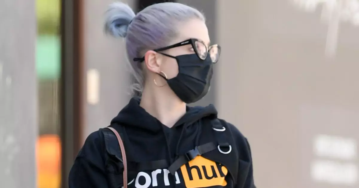 Kelly Osbourne Memamerkan Perut Kencang Setelah Penurunan Berat Badan yang Epik