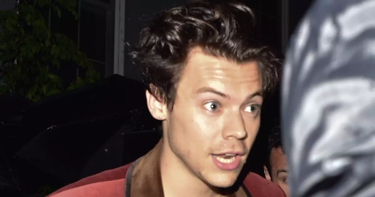 Harry Styles Mencucuk Telinga Sebelum Met Gala — Lihat Foto