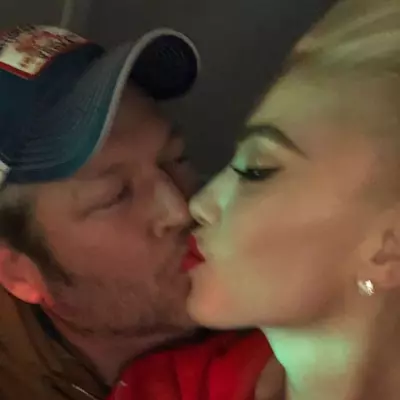 Blake Shelton et Gwen Stefani s'embrassent