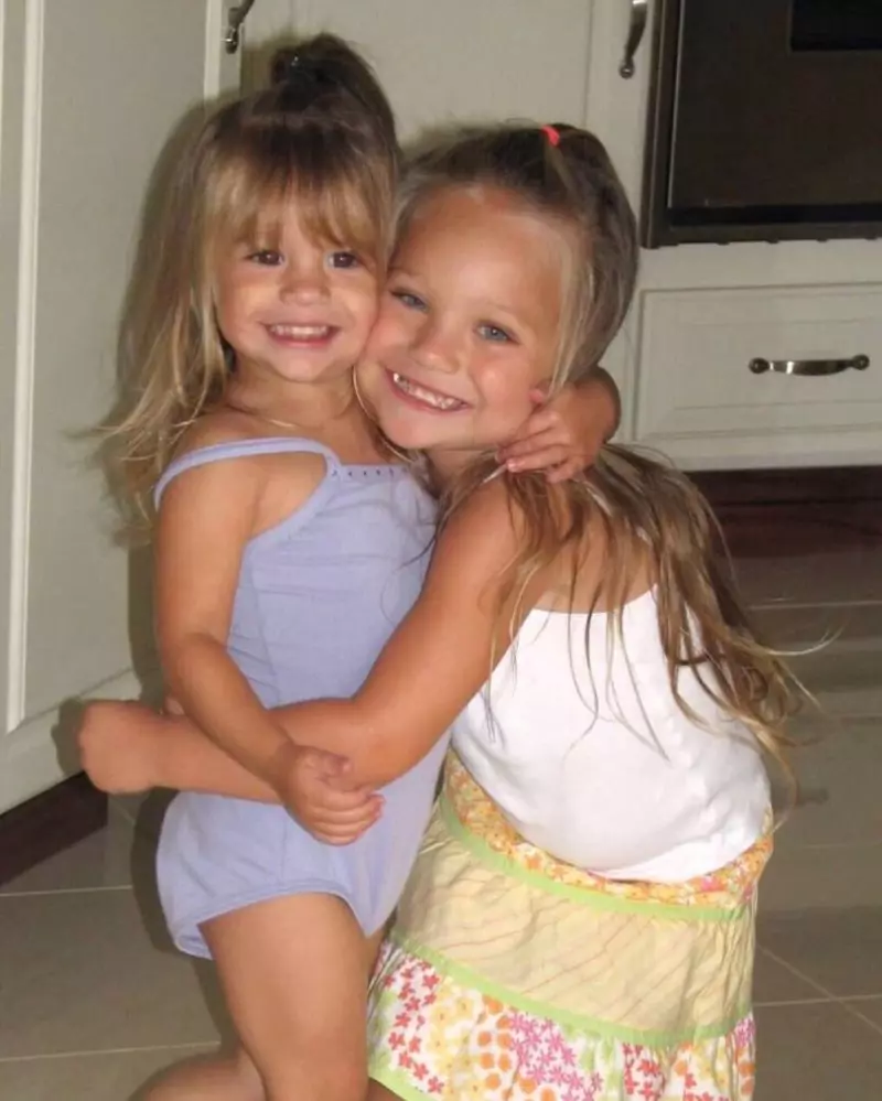 Sary mahafinaritra indrindra nataon'i Maddie sy Mackenzie Ziegler nandritra ny taona maro