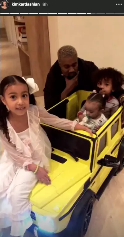 Kim Kardashian instagramrakonto Ĉikago naskiĝtaga donaco g ĉaro