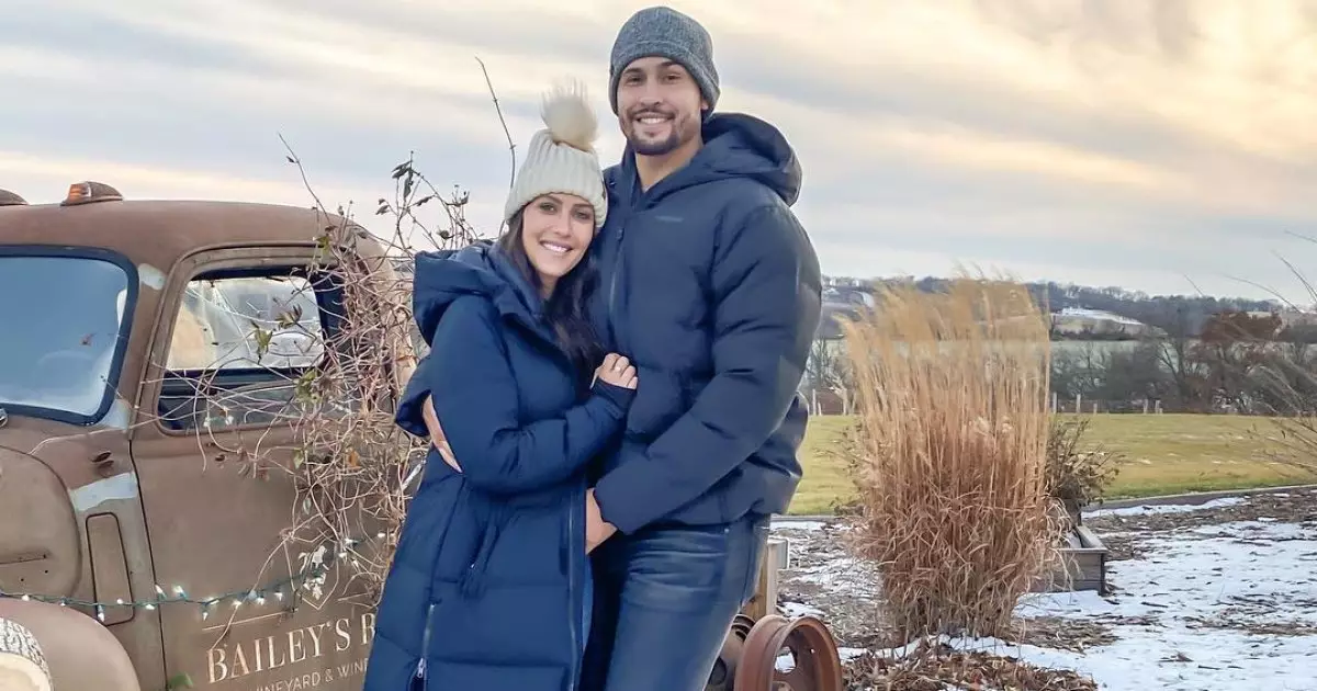 'BiP' හි Becca Kufrin සහ Thomas Jacobs තවමත් එකට සිටිනවාද?