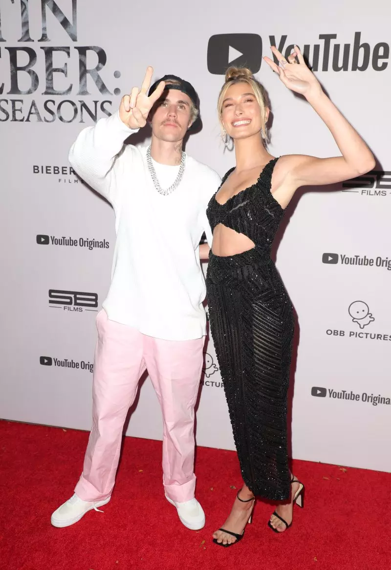 Justin Bieber és Hailey Baldwin békejeleket dob fel