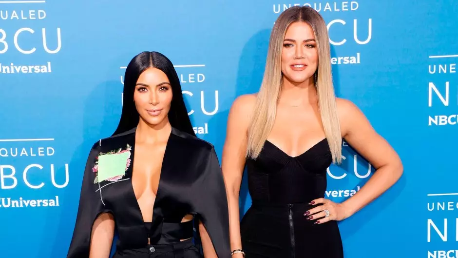 Khloe Kardashian og Kim Kardashian iført helt sort