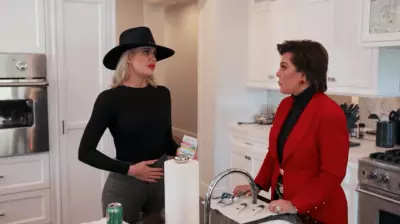 Khloé Kardashian conversando com Kris Jenner