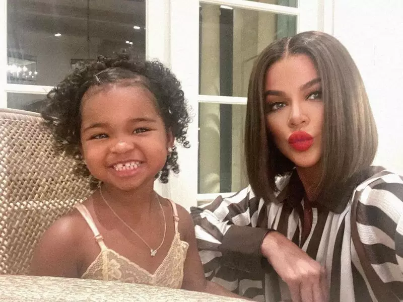 Khloe Kardashian amb perruca marró i Daughter True Smile Together