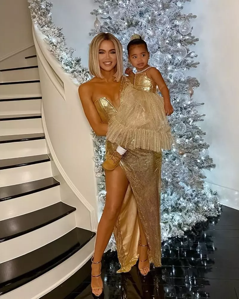 Khloe Kardashian i True Thompson porten vestits daurats a joc per Nadal