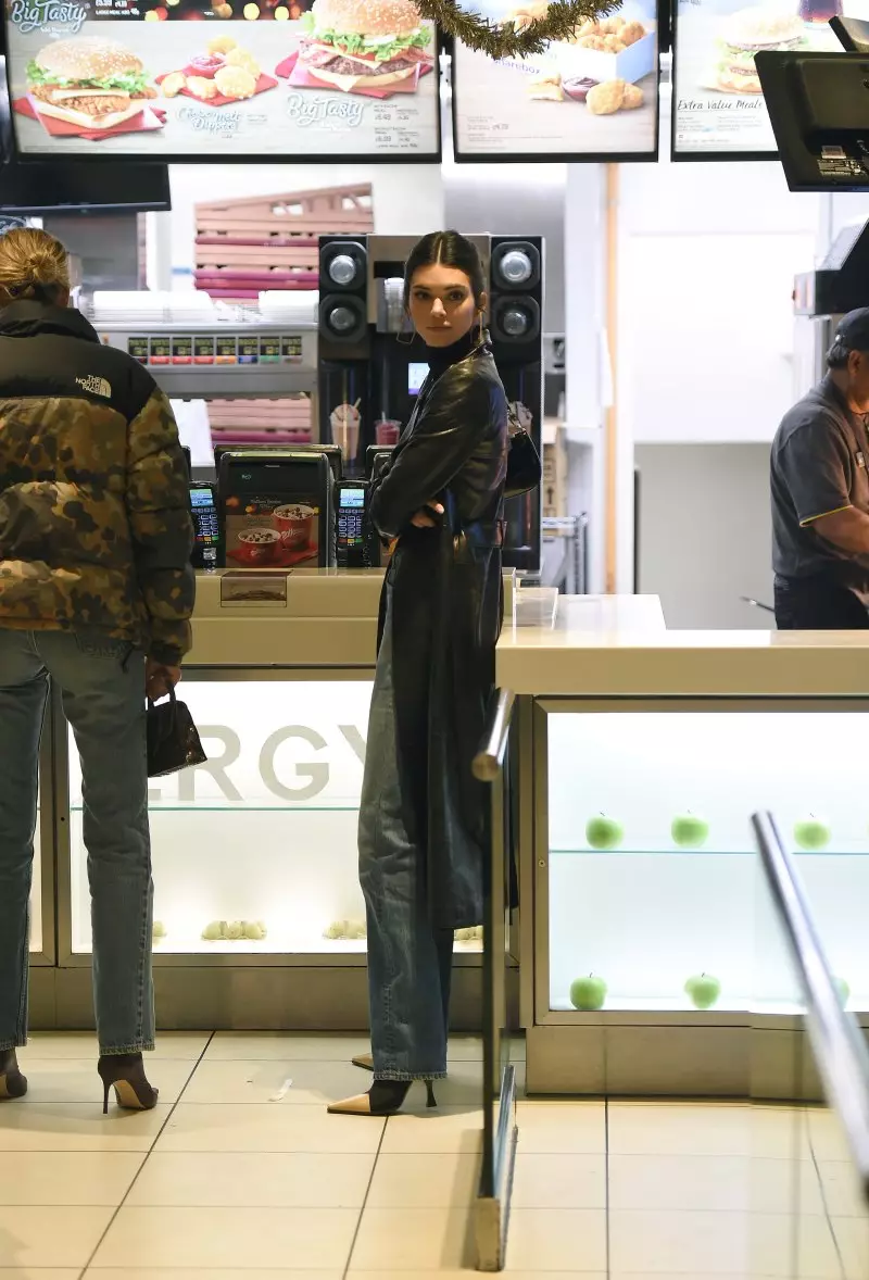 Kendall Jenner akutsimikizira kuti ma supermodels amadya zakudya zopanda thanzi, poyimitsa pa McDonald's pa Oxford Street, kutsatira maonekedwe ake ofiira pa British Fashion Awards.