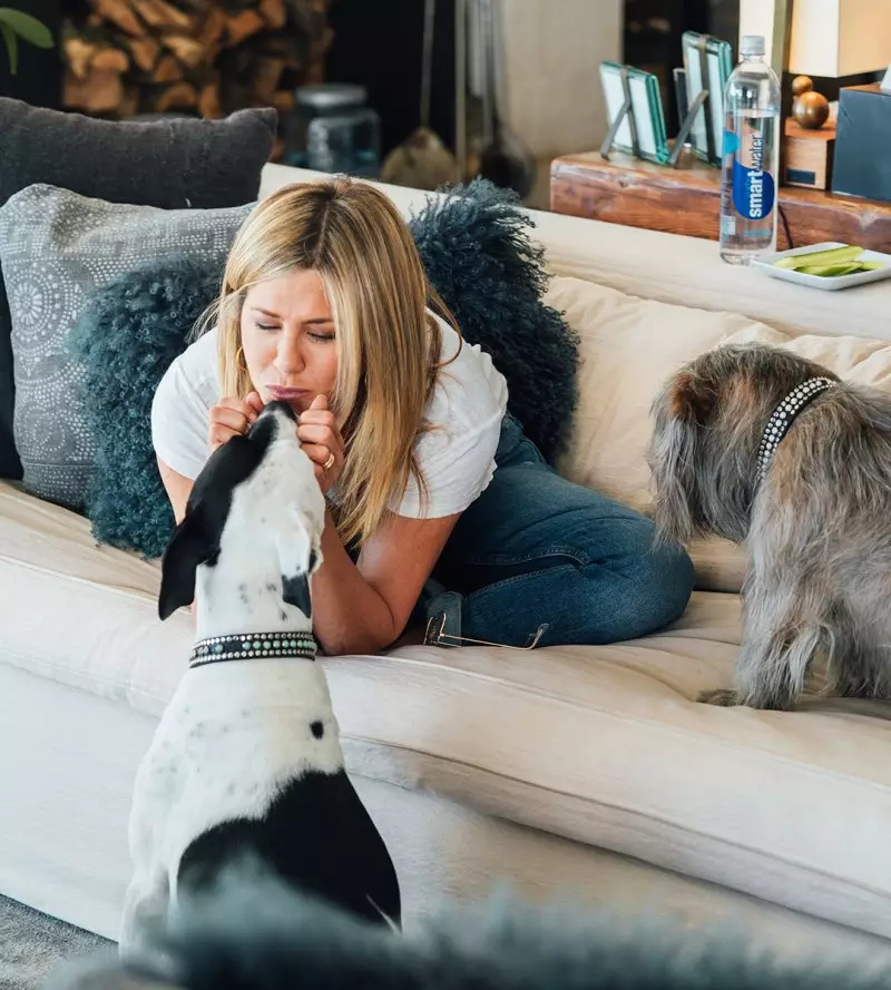 Jennifer Aniston Ti o dara ju Ayẹyẹ aja iya