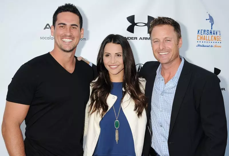 Nakangiti si Josh Murray Kasama ang Ex Fiance na si Andi Dorfman at Bachelor Host na si Chris Harrison