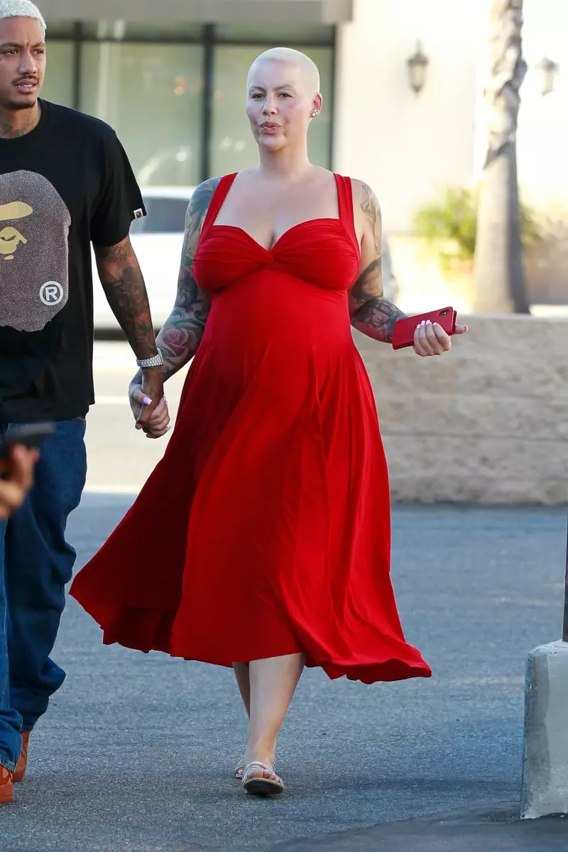 怀孕的琥珀玫瑰穿着红色连衣裙