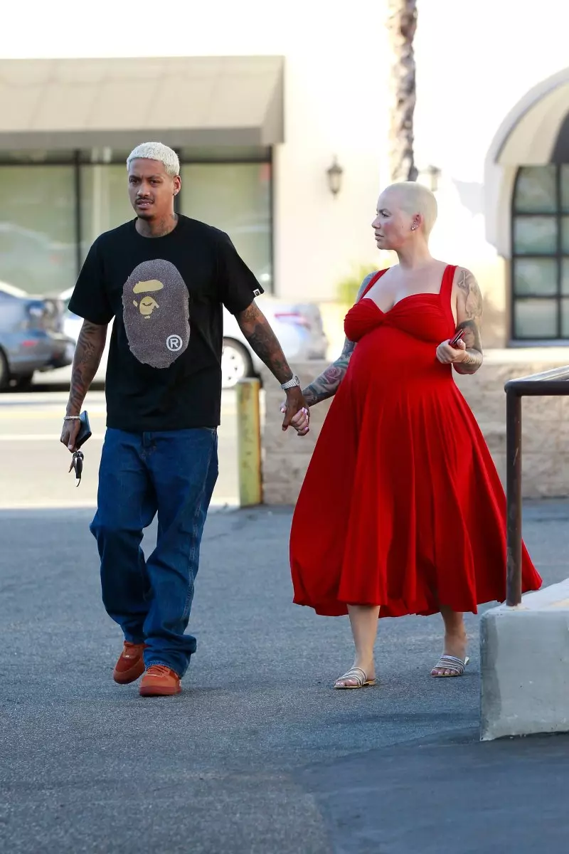 Grávida Amber Rose usa vestido vermelho e dá as mãos de Alexander AE Edwards