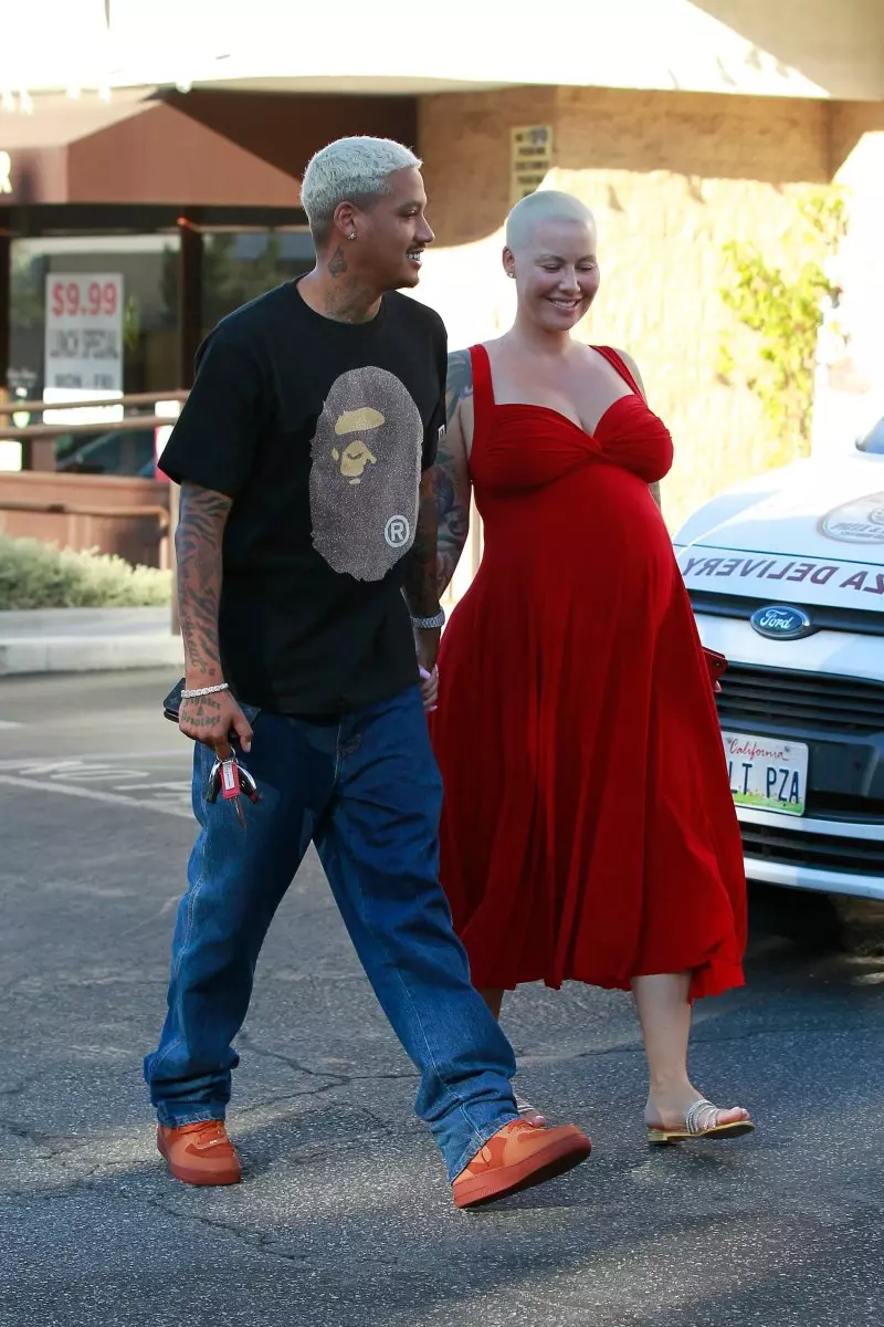 Amber Rose bär röd klänning och sandaler när han är ute med Alexander Edwards