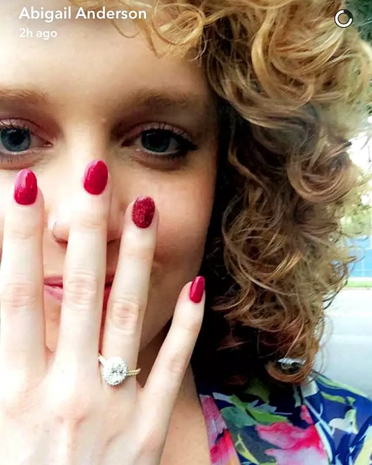 Эбигейл Андерсон помолвлена с копией Snapchat