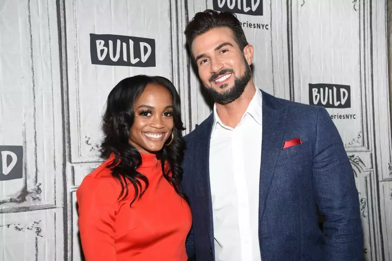 Gŵr Rachel Lindsay, Bryan Abasolo, yn Cinio Chris Harrison Ar ôl Drama Rachael Kirkconnell