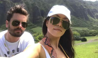 Kourtney-Kardashian-poserar-med-Scott-Disick-Selfie