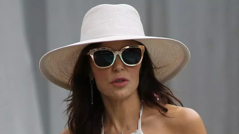 Bethenny Frankel ia un bikini în timp ce celelalte „Gospodine adevărate” se bucură de băuturi lângă piscină, în Miami