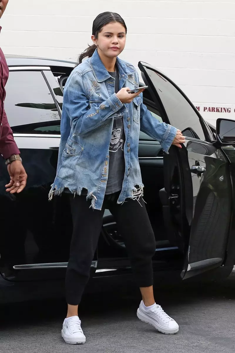 Selena Gomez, ខោខ្មៅ, Jean Jacket, ស្បែកជើងប៉ាតាពណ៌ស, ដើរ