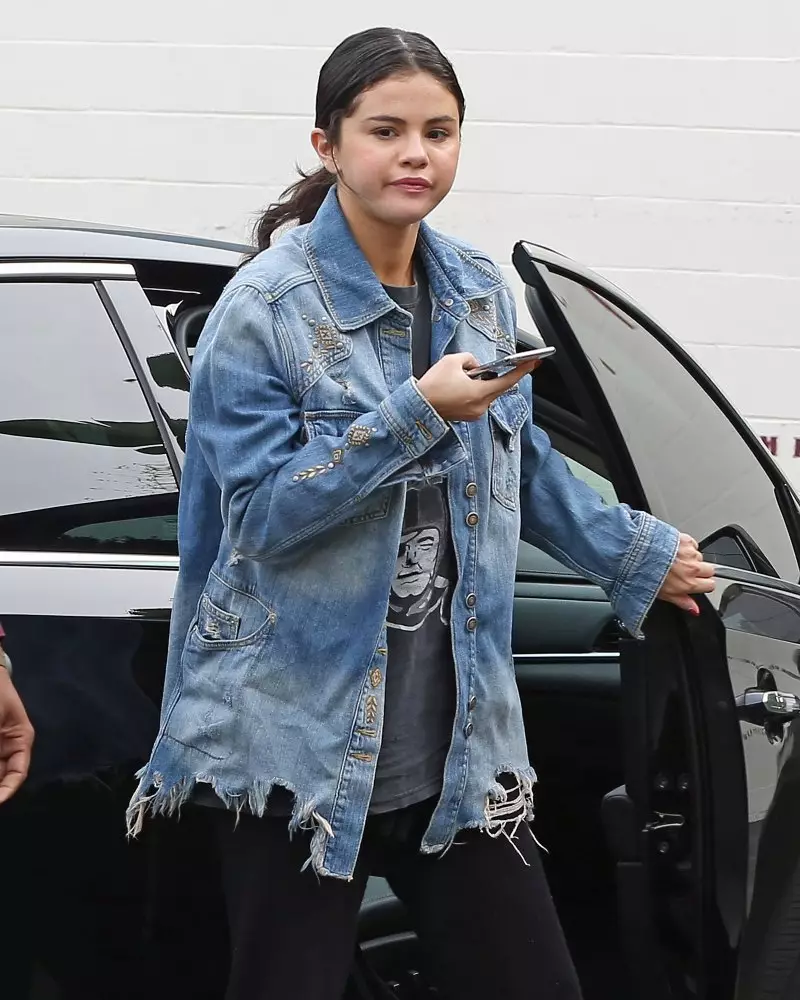 U-Selena Gomez, iibhulukhwe eziMnyama, iJacket yeJean, i-White Sneakers, Ukuhamba