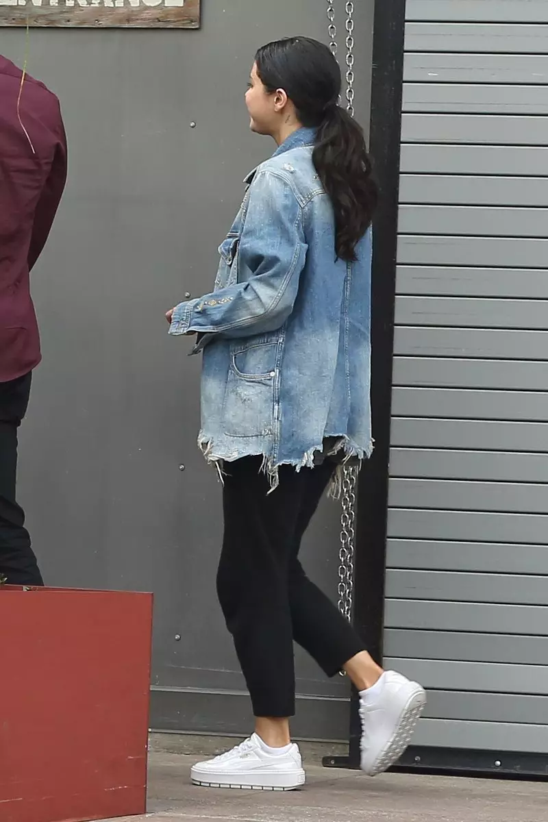 Selena Gomez, Black Pants, Jean Jacket, Farin Sneakers, Tafiya