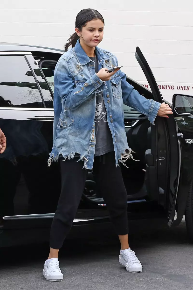 Selena Gomez, ខោខ្មៅ, Jean Jacket, ស្បែកជើងប៉ាតាពណ៌ស, ដើរ