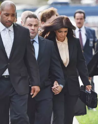 Teresa agus Joe Giudice ag siúl isteach sa chúirt