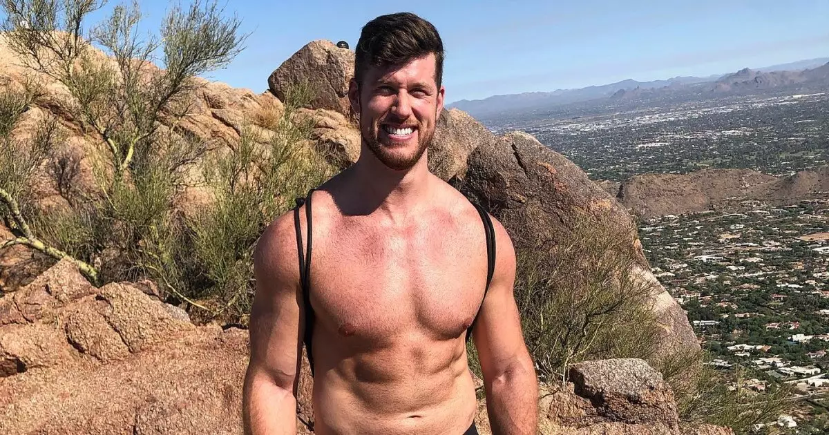 Iifoto ze-Bachelor Clayton Echard's Hottest Shirtless: Bona i-Abs yakhe