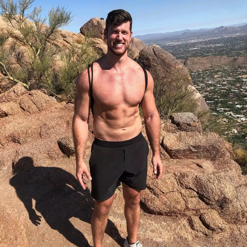 Tus Bachelor Clayton Echard's Hottest Shirtless Pics Yuav Kom Koj Txais Nws Rose: Saib Duab