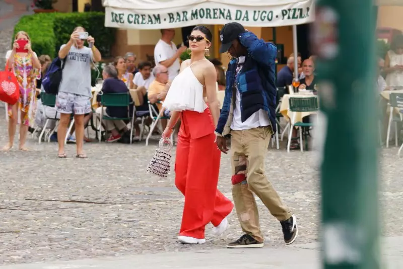Kylie Jenner i Travis Scott van veure passejant i compres a Portofino