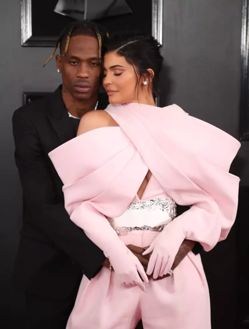 Kylie Jenner portant une tenue rose avec Travis Scott