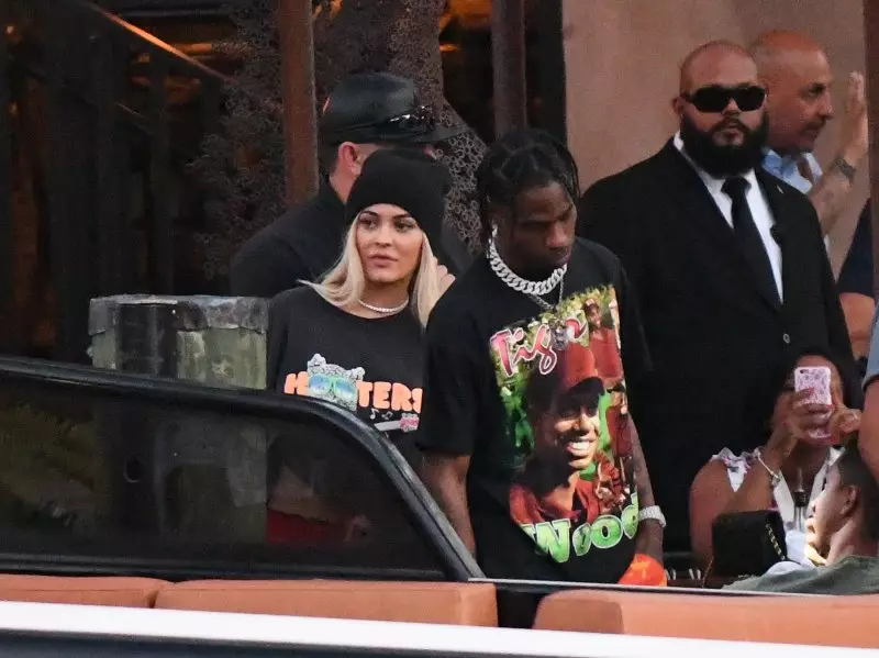 Kylie Jenner bærer beanie og t-shirt med Travis Scott i t-shirt
