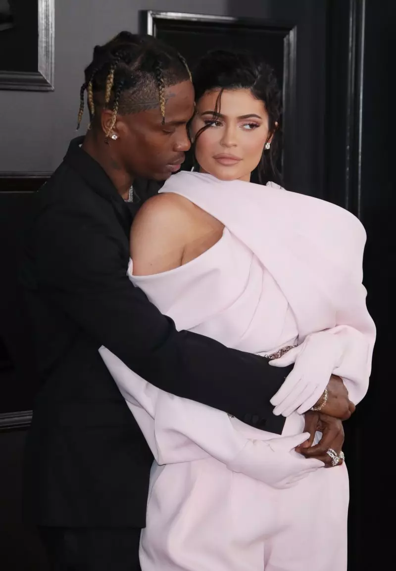 Travis Scott i seilbh Kylie Jenner ag Grammys Feabhra 2019