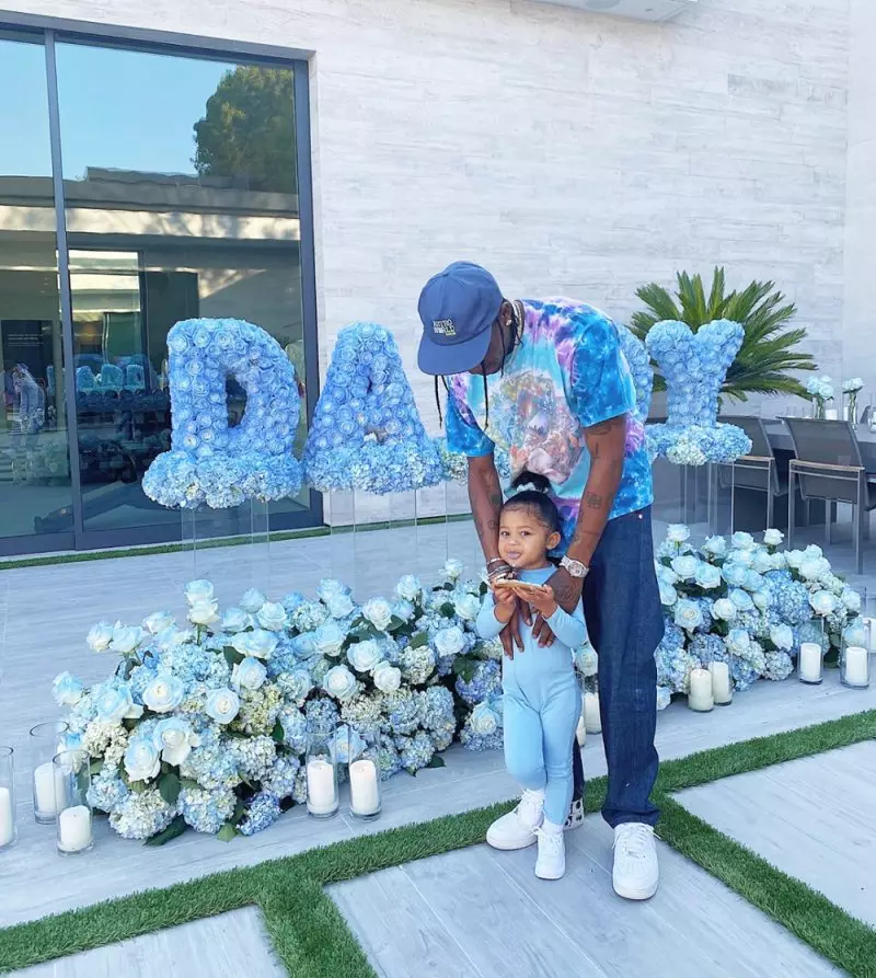 Kylie Jenner deséxalle a Travis Scott un feliz día do pai despois de provocar rumores de reconciliación
