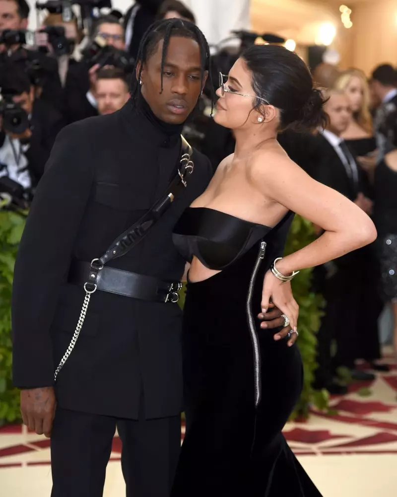 Kylie Jenner sjocht adoringly nei Travis Scott by Met Gala 2018