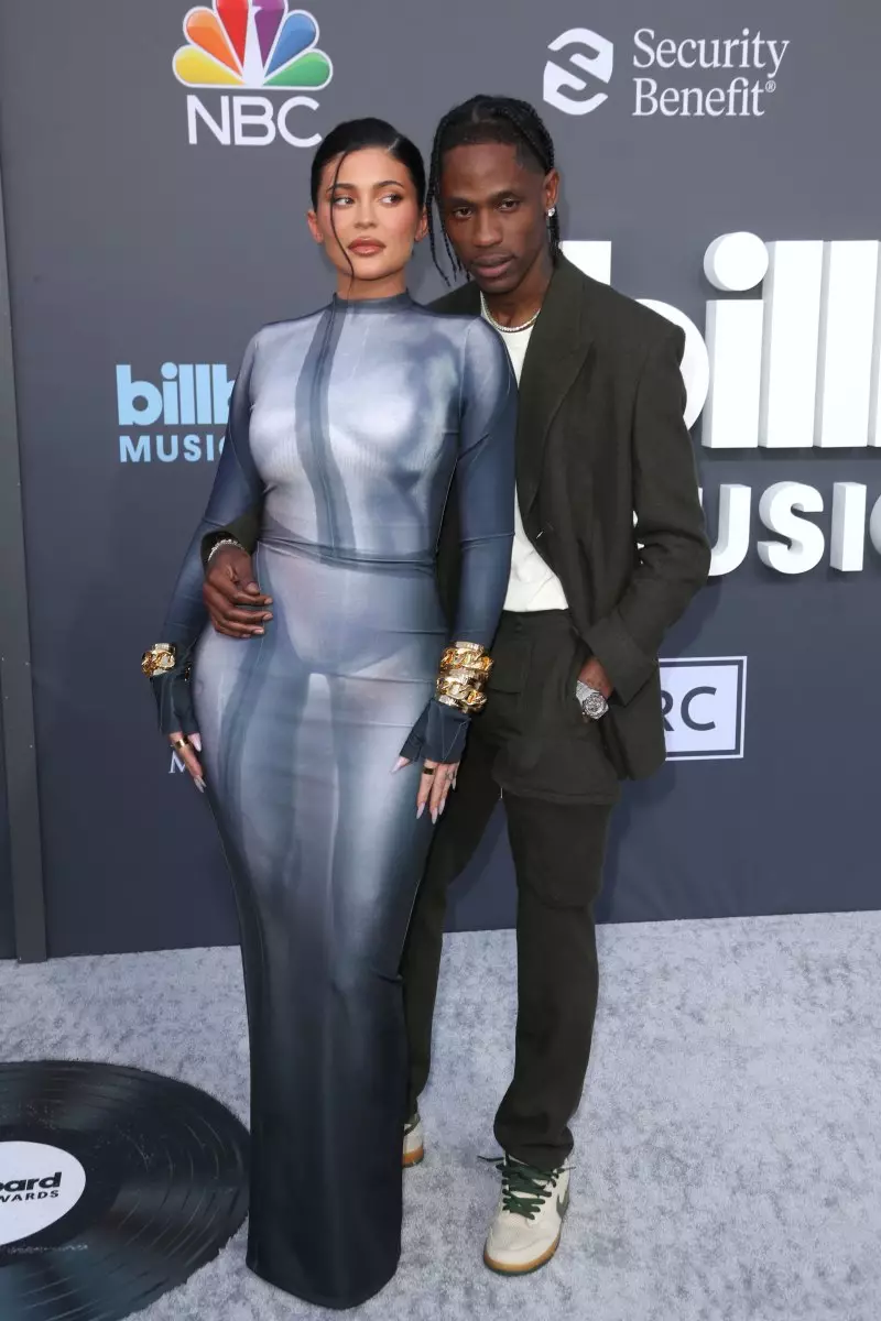 Kylie Jenner และ Travis Scott ร่วมงานประกาศรางวัล Billboard Music Awards ปี 2022 ด้วยกัน! ดูภาพพรมแดง