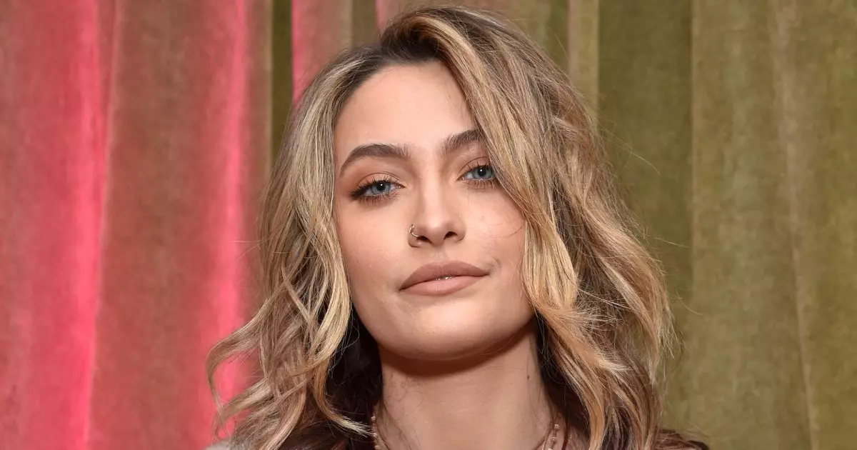 Neto vrednost Paris Jackson: Kako služi denar otrok Michaela Jacksona