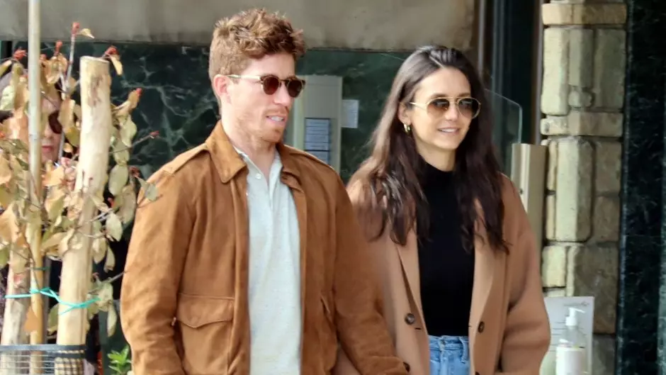 Duk Murmushi! An Hange Nina Dobrev da Shaun White suna cin abinci a Girka tare da danginta