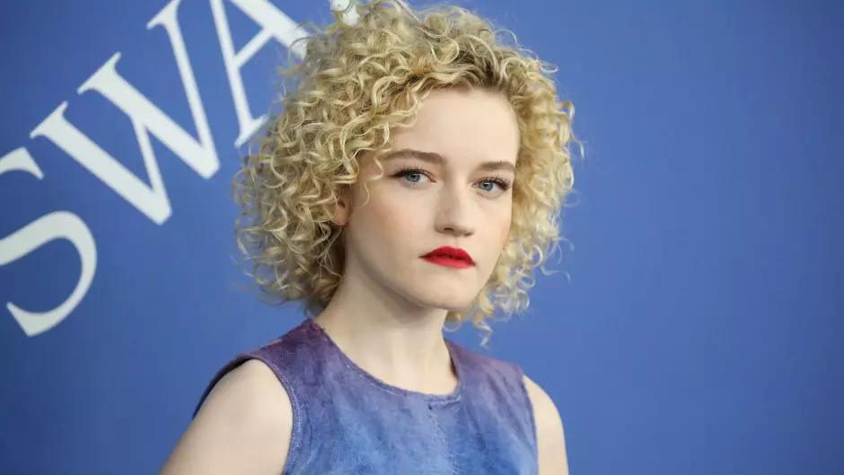 Julia-Garner-Braless