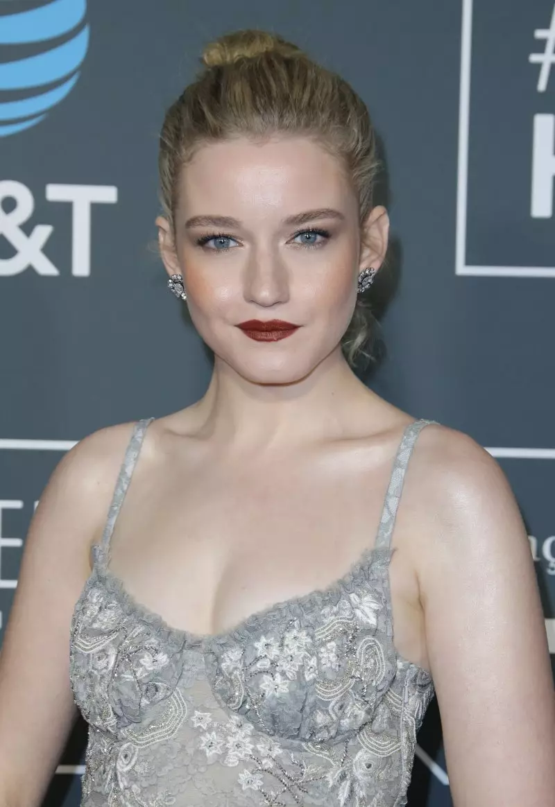 Julia-Garner-Braless-1