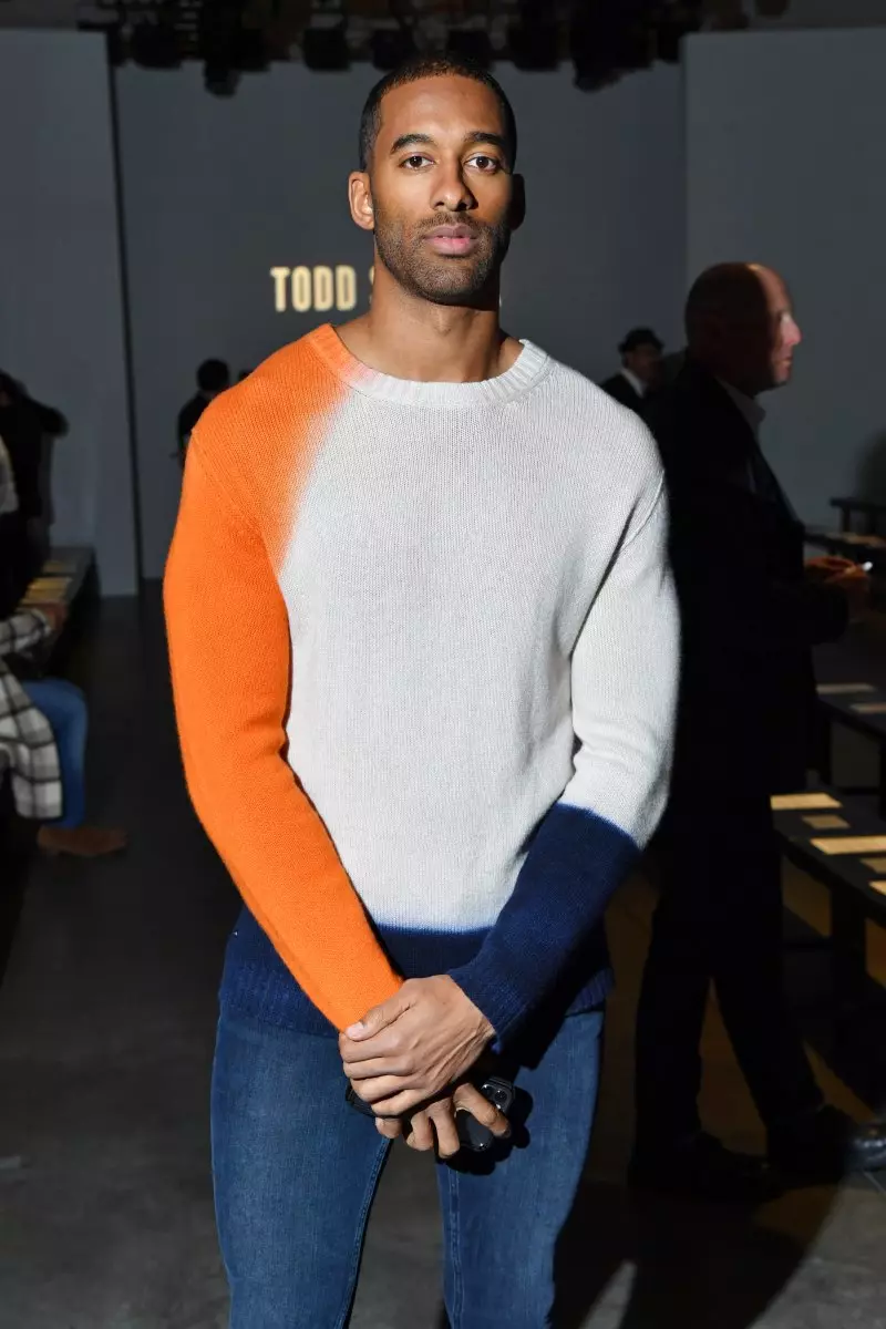 Sarjana Matt James Memakai Sweater Putih Oranye dan Biru