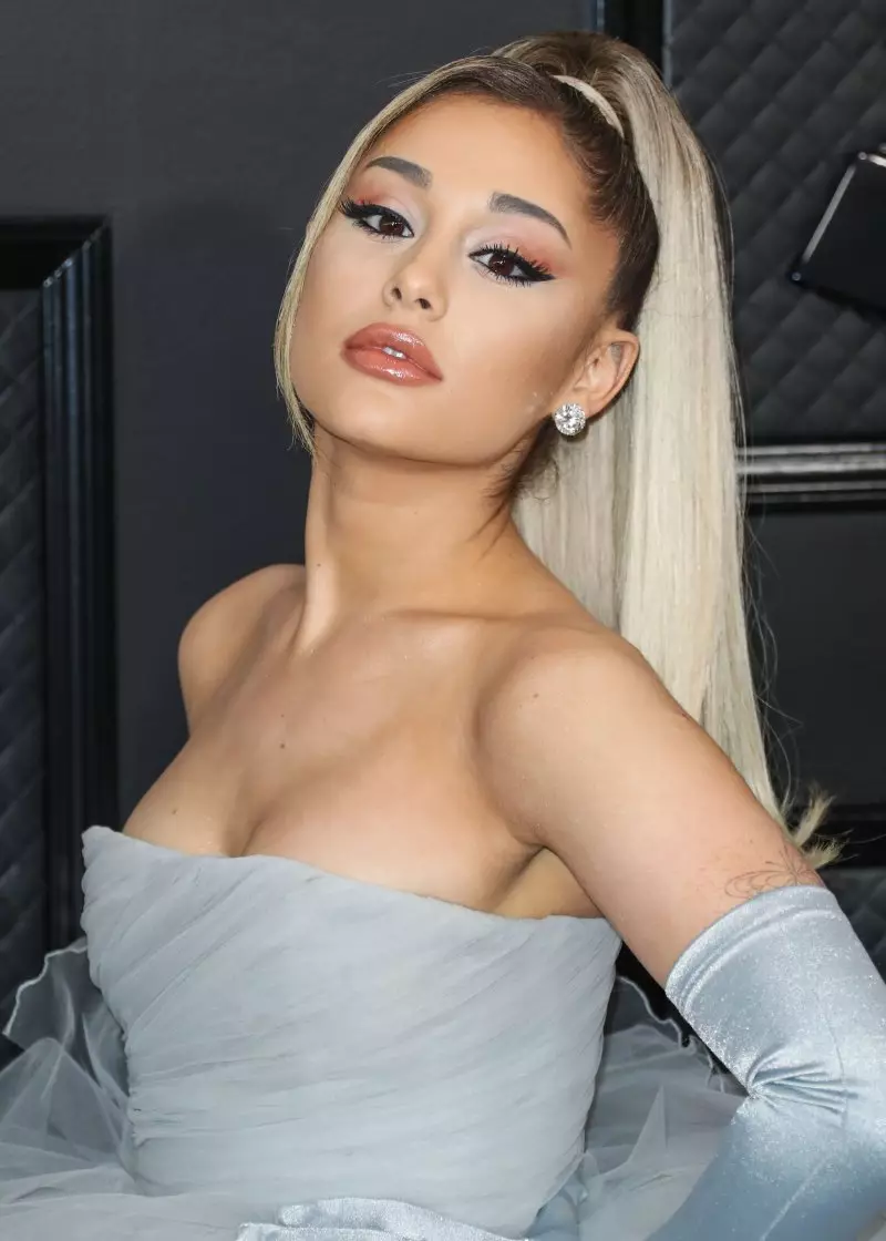 U-Ariana Grande Braless