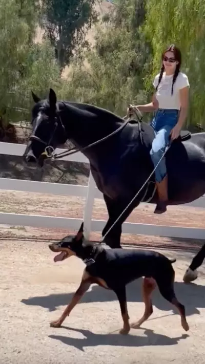 ¡Vibras de vaquera! Kendall Jenner se queda sin sostén mientras monta a caballo en un nuevo video