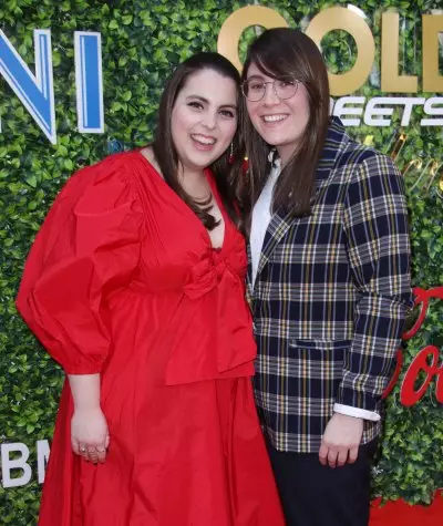 Beanie Feldstein ချစ်သူ Bonnie-Chance Roberts: Job၊ More