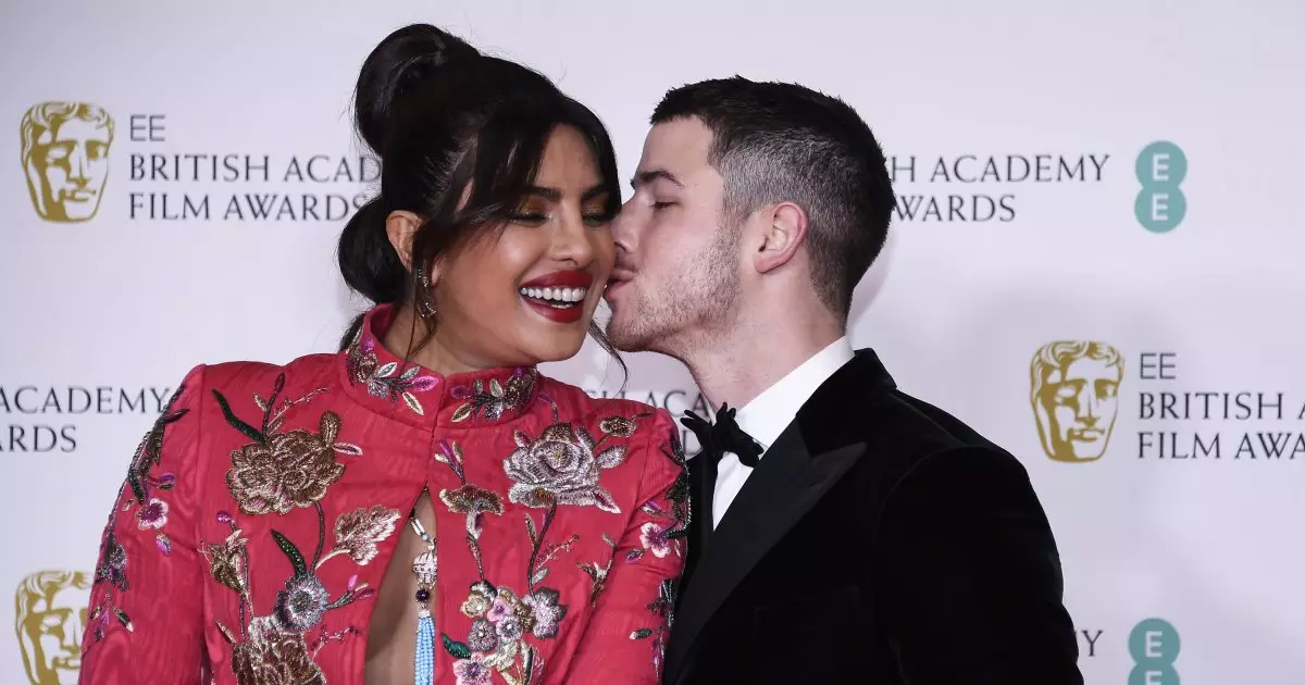 Nick Jonas, la bebo numero 1 de Priyanka Chopra faris ilin "pli proksime"