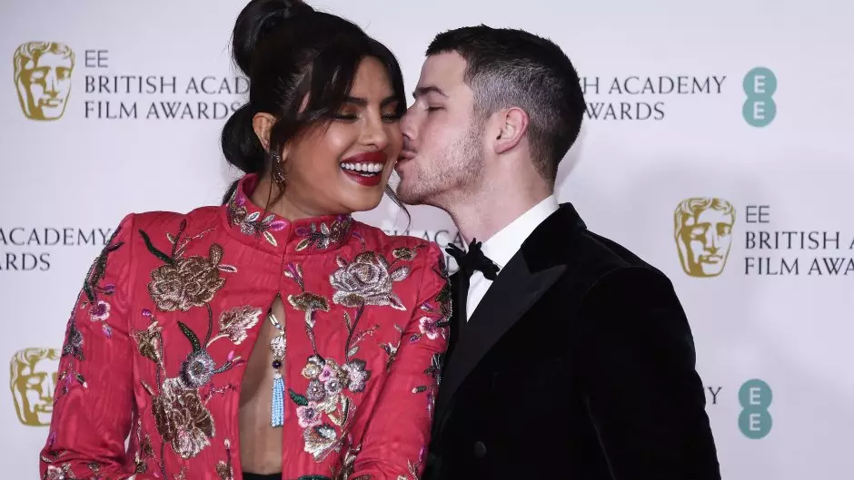 Daeth Merch Babanod Nick Jonas a Priyanka Chopra â Nhw ‘Yn Agosach at ei Gilydd’ Eisoes Eisiau Mwy o Blant