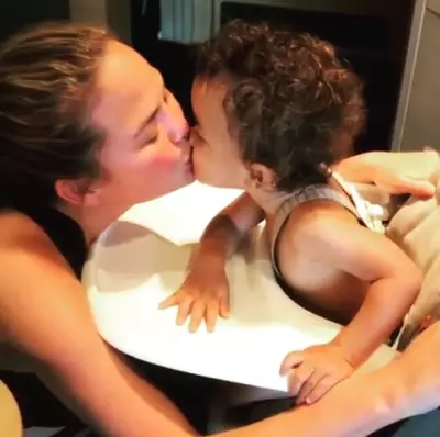 Chrissy Teigen na Ọkpara ya Miles Kissing