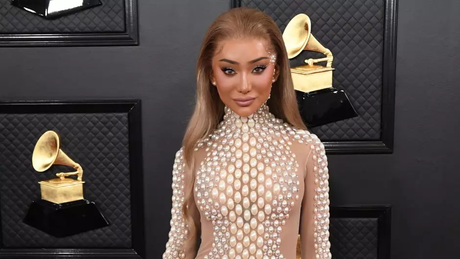 Nikita Dragun käyttää läpinäkyvää mekkoa vuoden 2020 Grammy-gaalassa